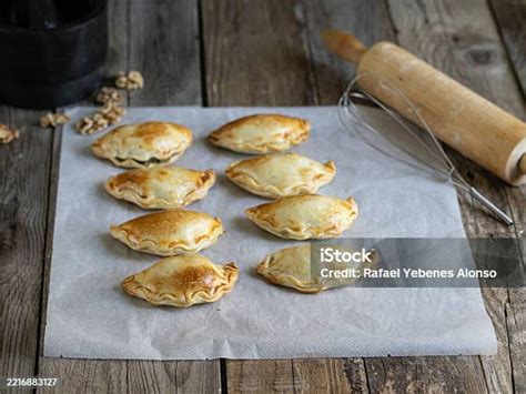 베이킹 페이퍼에 갓 만든 채식 만두와 주방 용품과 재료가 둘러싸여 있는 소박한 나무 테이블 사진 0명에 대한 스톡 사진 및 기타 이미지 Istock