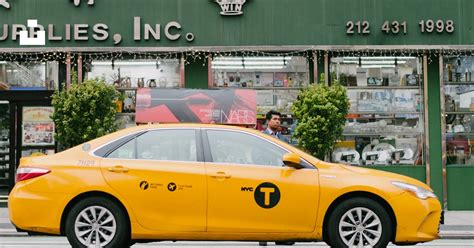 낮 동안 건물 근처 도로의 노란색 세단 사진 Unsplash의 무료 기계 이미지