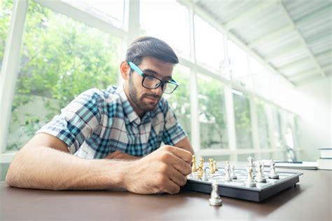 비즈니스 경쟁 및 계획 전략 개념에서 복고풍 스타일의 사진과 체스 게임을 캐주얼 사업가 개념에 대한 스톡 사진 및 기타 이미지 개념 개념과 주제 결정 Istock