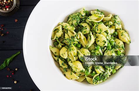 시금치와 녹색 완두콩 Pesto와 Conchiglie 파스타입니다 이탈리아 요리입니다 채식주의 음식입니다 상위 뷰 파스타 콘킬리에에 대한 스톡 사진 및 기타 이미지 Istock