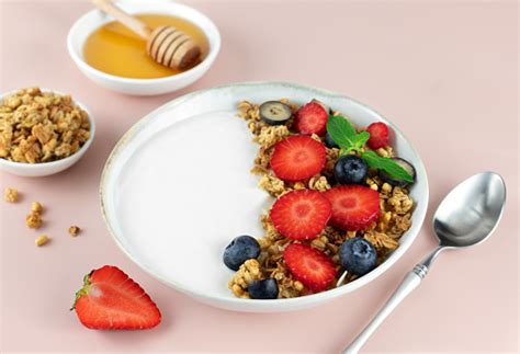 그래놀라와 신선한 베리를 곁들인 요구르트 그릇 분홍색 배경에 딸기와 블루베리 평면도 공간을 복사합니다 0명에 대한 스톡 사진 및 기타 이미지 Istock