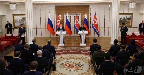 북러 포괄적 전략적 동반자 관계 조약에 서명하는 김정은 푸틴