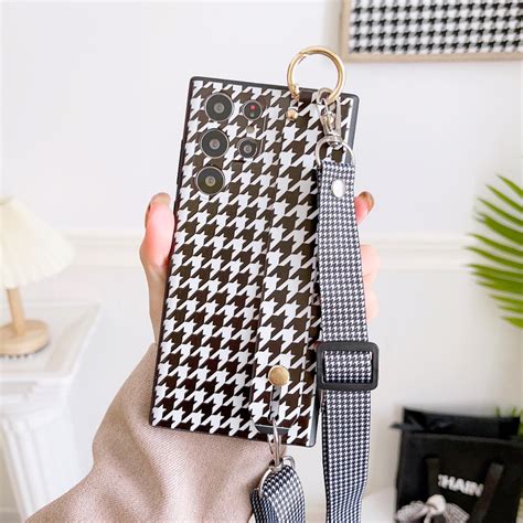 Чехол для Tecno Spark 6 Go Мягкий ТПУ с напульсником регулируемый длинный ремешок для женщин