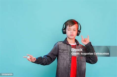 아이 듣기 음악 헤드폰 음악은 개념을 이겼다 엔터테인먼트와 재미 어린이 또는 청소년은 음악을 즐길 수 있습니다 감정에 대한 스톡 사진 및 기타 이미지 Istock