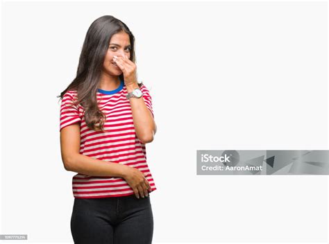 격리 된 배경 뭔가 냄새 나 고 역 겨 운 냄새 참을 냄새 코에 손가락으로 잡고 숨을 젊은 아름 다운 아랍 여자 나쁜 냄새 개념입니다 공포 무서움에 대한 스톡 사진 및 기타