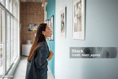 현대적인 갤러리 환경에서 미술 전시회를 큐레이팅하는 아시아 여성 미술관에 대한 스톡 사진 및 기타 이미지 미술관 사진 이미지 Art Show Istock