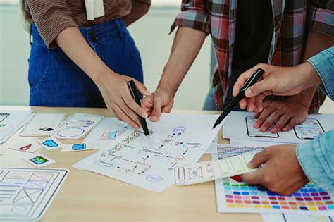 크리에이티브 웹 팀 휴대폰용 그래픽 디자이너 계획 휴대폰 애플리케이션용 드로잉 웹 사이트 Ux Ui 앱 및 개발 템플릿 레이아웃 프로토타입 와이어프레임 개발 프로세스 개발에