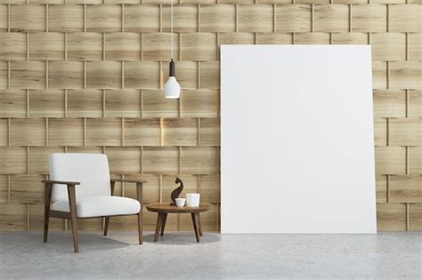 빈 베이지색 객실 내부에는 흰색 안락의자가 나무 고양이 입상이 있는 커피 테이블 근처의 콘크리트 바닥에 서 있습니다 포스터