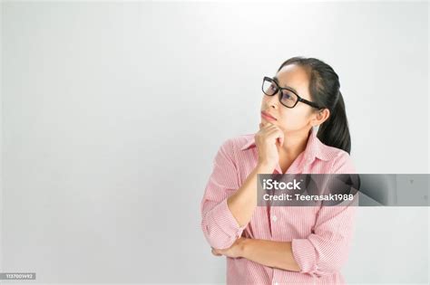 아시아 여자 사려 깊은 소녀의 초상화를 닫습니다 안경을 착용 하 고 얼굴 근처 손을 잡고 심각 하 게 보고 복사 공간 흰색 배경 위에 서 서 귀여운에 대한 스톡 사진 및