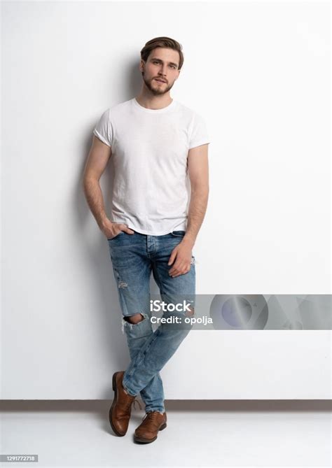 청바지와 셔츠를 입은 캐주얼한 청년의 전체 길이 스튜디오 초상화 흰색 배경에 격리 25 29세에 대한 스톡 사진 및 기타 이미지 25 29세 30 39세 T 셔츠