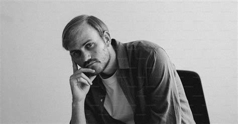 의자에 앉아 있는 남자의 흑백 사진 사진 Unsplash의 옴브레 조벤 이미지