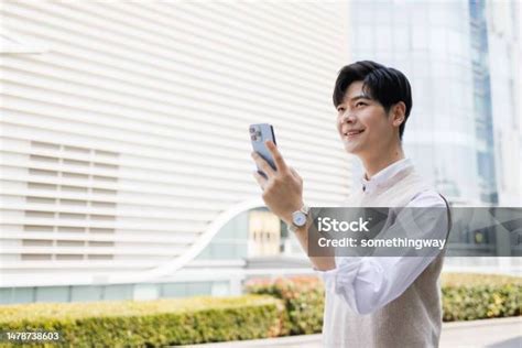 사무직 근로자는 야외에서 정보를 수신하기 위해 휴대 전화를 사용합니다 25 29세에 대한 스톡 사진 및 기타 이미지 25