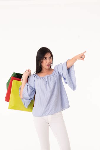 흰색 배경에 고립 된 쇼핑 백을 들고 행복한 아시아 젊은 여자 가득 찬에 대한 스톡 사진 및 기타 이미지 가득 찬 가방 고객 Istock