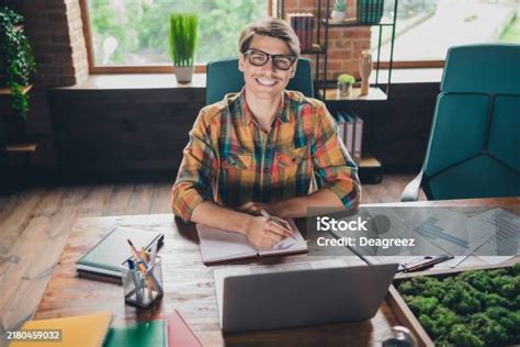 쾌활한 젊은이가 체크 무늬 셔츠를 입고 직장에서 테이블에 앉아서 실내 사무실에서 계획 작성 계획을 작성하는 사진 20 24세에 대한 스톡 사진 및 기타 이미지 Istock