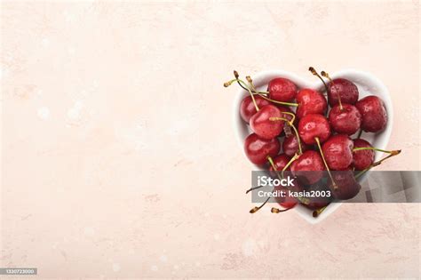 흰색 돌 테이블에 하트 모양의 접시에 물이 떨어지는 체리 신선한 잘 익은 체리 달콤한 빨간 체리 맨 위 보기입니다 소박한 스타일 과일 배경 0명에 대한 스톡 사진 및 기타