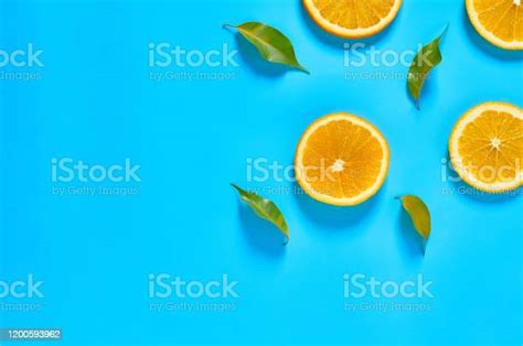 파란색 배경에 만다린 또는 오렌지와 녹색 잎의 흩어져 조각 과일 구매 개념입니다 텍스트의 공백입니다 맨 위 보기 0명에 대한 스톡 사진 및 기타 이미지 Istock