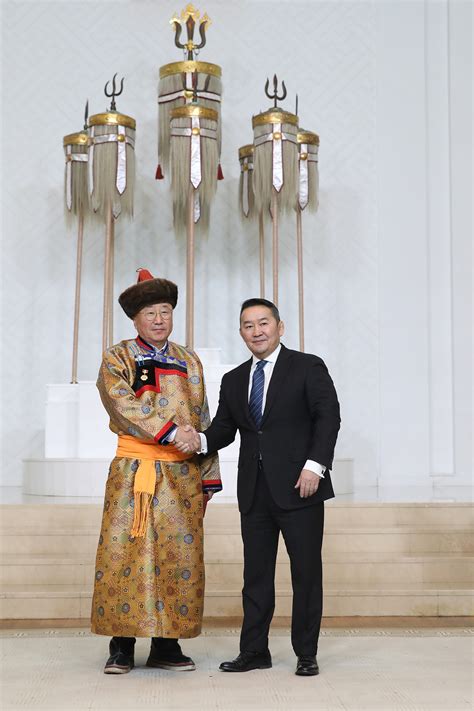 Ардчилсан нийгмийг цогцлооход хувь нэмрээ оруулсан хүмүүст гавьяат цол хүртээлээ