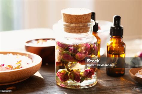 기름과 피펫 병이 든 병에 말린 장미 꽃 봉오리 아로마 테라피 개념 에센셜 오일에 대한 스톡 사진 및 기타 이미지 에센셜 오일 장미 0명 Istock