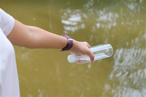 쓰레기통에 플라스틱 병을 던져주세요 재활용 가능한 플라스틱 폐기물과 같은 폐기를 위해 폐기물을 분리하여 쓰레기통을 버리는 남자 환경 개념 가방에 대한 스톡 사진 및 기타