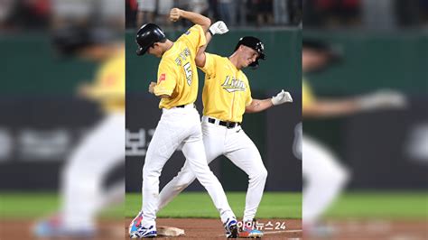 [포토]뷰캐넌 구자욱 짜릿한 적시타 세리머니