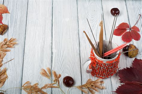 나무 테이블에 커피의가 정 컵 Nitted가을 잎 쐐기 크로 셰 뜨개질 커피 머그잔 스웨터 가 변덕 스타일 배경입니다 상위 뷰 가을에 대한 스톡 사진 및 기타 이미지