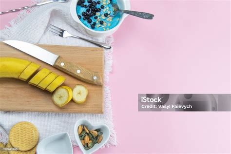 나무 쟁반에 얇게 썬 바나나 샐러드 그릇 옆에는 아몬드 샌드넛과 호박 씨앗이 있습니다 0명에 대한 스톡 사진 및 기타 이미지 0명 건강한 식생활 과일 Istock