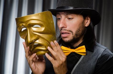 재미있는 컨셉의 연극 마스크 사진