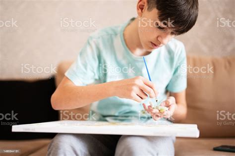 젊은 남자 십대는 집 거실에서 캔버스에 숫자로 그림을 그린다 취미와 여가 개념 12 13세에 대한 스톡 사진 및 기타 이미지 12 13세 2 3 살 개체 그룹