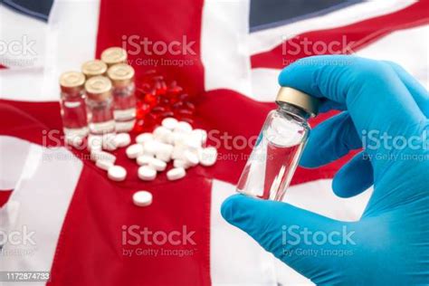 백그라운드 및 기타 의약품에 영국 국기와 백신을 들고 라텍스 장갑을 착용 의사와 아무 거래 브렉시트 개념 테마의 결과로 의학 부족 비축 약물 및 의료 위기 Rationing