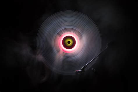 속도화재와 연기의 흔적비닐 레코드의 개념 비닐 디스크 레코딩 턴테이블 비닐 레코드 플레이어입니다 디스크 자키에 대 한 레트로 오디오 장비입니다 사운드 기술 Dj에 대한 스톡