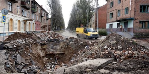 Війна в Україні — Росія стирає з лиця землі міста на Бахмутському