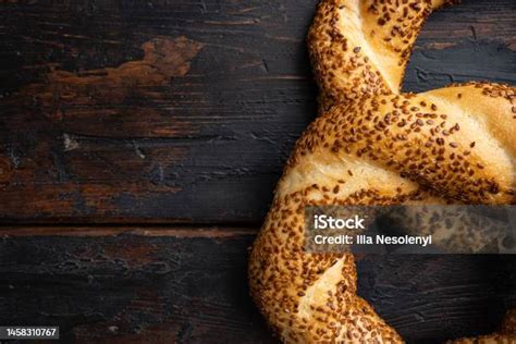 Simit 길거리 음식 베이글 Gevrek 오래된 어두운 나무 테이블 배경 평면도 플랫 레이 텍스트 복사 공간 0명에 대한 스톡 사진 및 기타 이미지 Istock