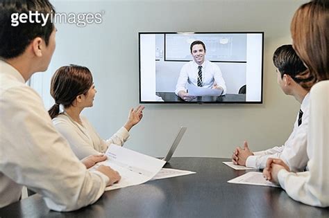 비즈니스 비즈니스 주제 비즈니스맨 커뮤니케이션 토론 협력 컨셉 팀워크 협력 화상회의 컨퍼런스콜 무역협정 글로벌통신 화상카메라 화상통화