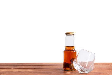 위스키 디켄터와 나무 테이블에 유리가 흰색 배경에 격리됩니다 클리핑 패스 0명에 대한 스톡 사진 및 기타 이미지 0명 갈색 건강관리와 의술 Istock