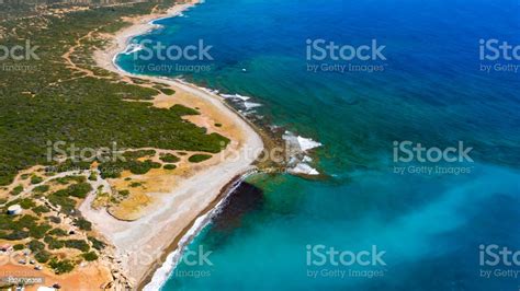 키프로스 해변의 해안선의 공중 보기 가파른 석조 절벽과 깊은 푸른 바다 파도가 만으로 부서지고 있습니다 지중해의 아름다운 청록색 바다 0명에 대한 스톡 사진 및 기타 이미지