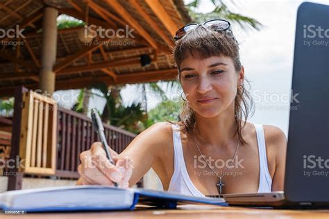 노트북 메모장과 함께 일하는 젊은 예쁜 여성 프리랜서 작가와 기업 재무와 산업에 대한 스톡 사진 및 기타 이미지 기업 재무와 산업 낮 노트북 Istock