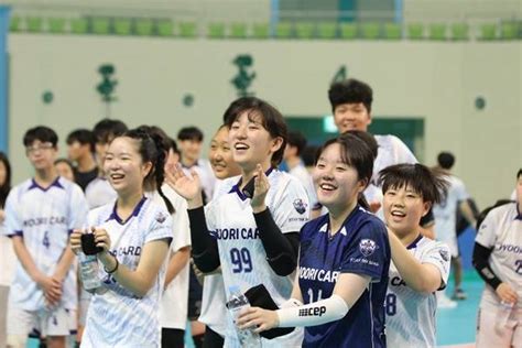 유소년에 진심이네… 사령탑 코치 선수 총출동 우리카드 유소년 배구캠프 성료