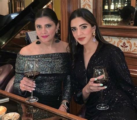 Mom And Daughter Scrolller Mom And Daughter Scrolller