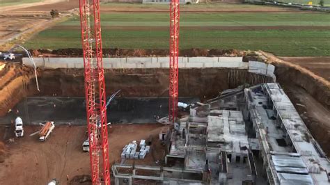 صب باطون في احدى قواعد المباني ويزيد عن 4500 كوب من الباطون في تل ابيب