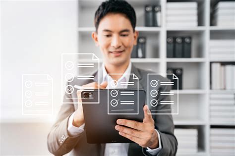 온라인 비즈니스 계약 전자 서명 전자 서명 디지털 문서 관리 종이없는 사무실 작업 터치 스크린 태블릿 가상현실에 대한 스톡 사진 및 기타 이미지 Istock