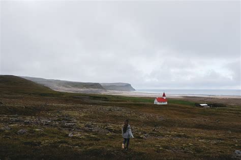 울 스웨터 바다와 아이슬란드 근처 원격 아름 다운 교회에 실행에서 여자 아이슬란드에 대한 스톡 사진 및 기타 이미지