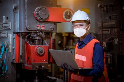 공장에서 오염과 바이러스를 보호하기 위해 안전 마스크를 착용하여 공장 스테이션의 생산 공정을 점검하고 점검하는 여성 노동자 및 엔지니어 2명에 대한 스톡 사진 및 기타