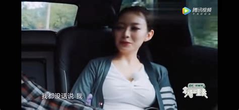 吉娜录制节目最爱穿这件外套，播放几期都穿，也是很节俭的了