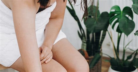 녹색 식물이 있는 집 욕실에서 플라스틱 면도기와 탈모 크림으로 다리를 면도하는 흰색 수건을 쓴 젊은 여성 피부 관리 탈모 크림 개념으로 제모 사진 Unsplash의