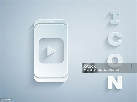 종이 컷 온라인 회색 배경에 격리 된 비디오 아이콘을 재생합니다 재생 기호와 스마트 폰 과 필름 스트립 종이 아트 스타일입니다 벡터 일러스트레이션 3차원 형태에 대한 스톡