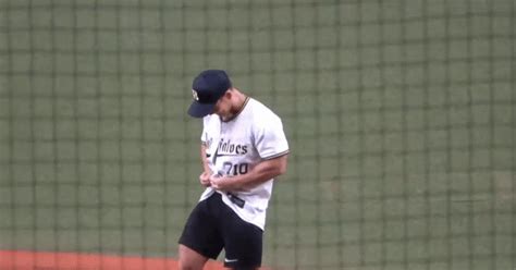 삼각팬티만 입고 132km 강속구 日 보디빌더 시구 환호[영상]