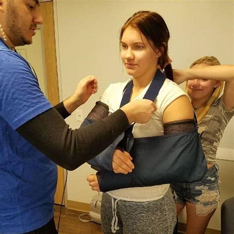 Bild Könnte Enthalten 1 Person Arm Cast Open Shoulder Tops It Cast
