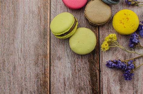 프랑스 마 카 롱 케이크입니다 마카롱 나무 배경에 말린 꽃 상자 0명에 대한 스톡 사진 및 기타 이미지 0명 갈색 꽃 식물 Istock