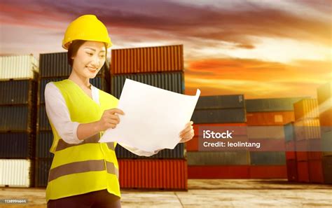 안전 조끼와 도크에 청사진을 들고 하드 모자와 아시아 여성 노동자를 웃는 고용과 노동에 대한 스톡 사진 및 기타 이미지 고용과 노동 노랑 더미 Istock