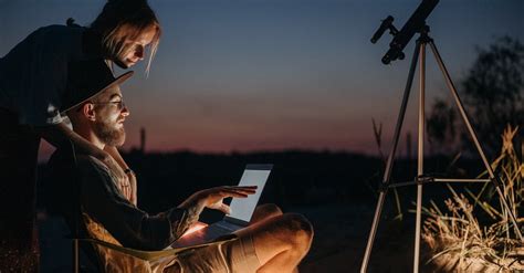 ~을 사용하여 공동 작업 공부하다 과학 기술 낭만적인 노트북 달 두 사람 두 사람의 시간 디지털 유목민 라이프스타일 망원경 모험 밤 밤하늘 배낭